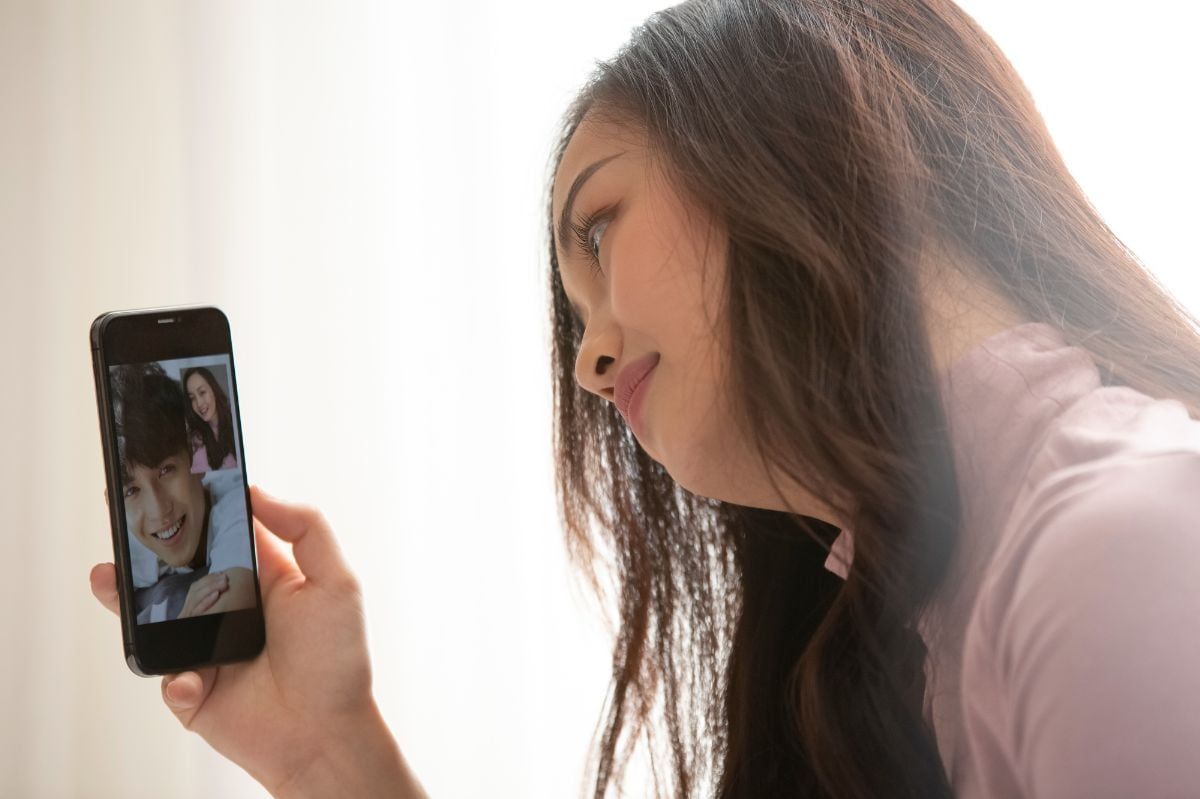 イマドキの「遠距離恋愛」も“長続き”は難しい？「推し活」「フルリモート勤務」に振り回されたカップルの結末 | TRILL【トリル】