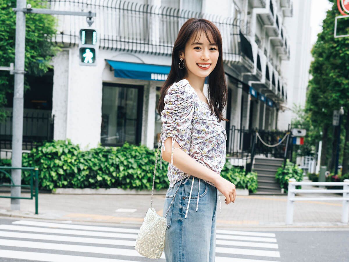 二の腕カバーと着映えの叶う【シャーリングブラウス】！甘トップス×デニムで大人のフェミカジュに | TRILL【トリル】