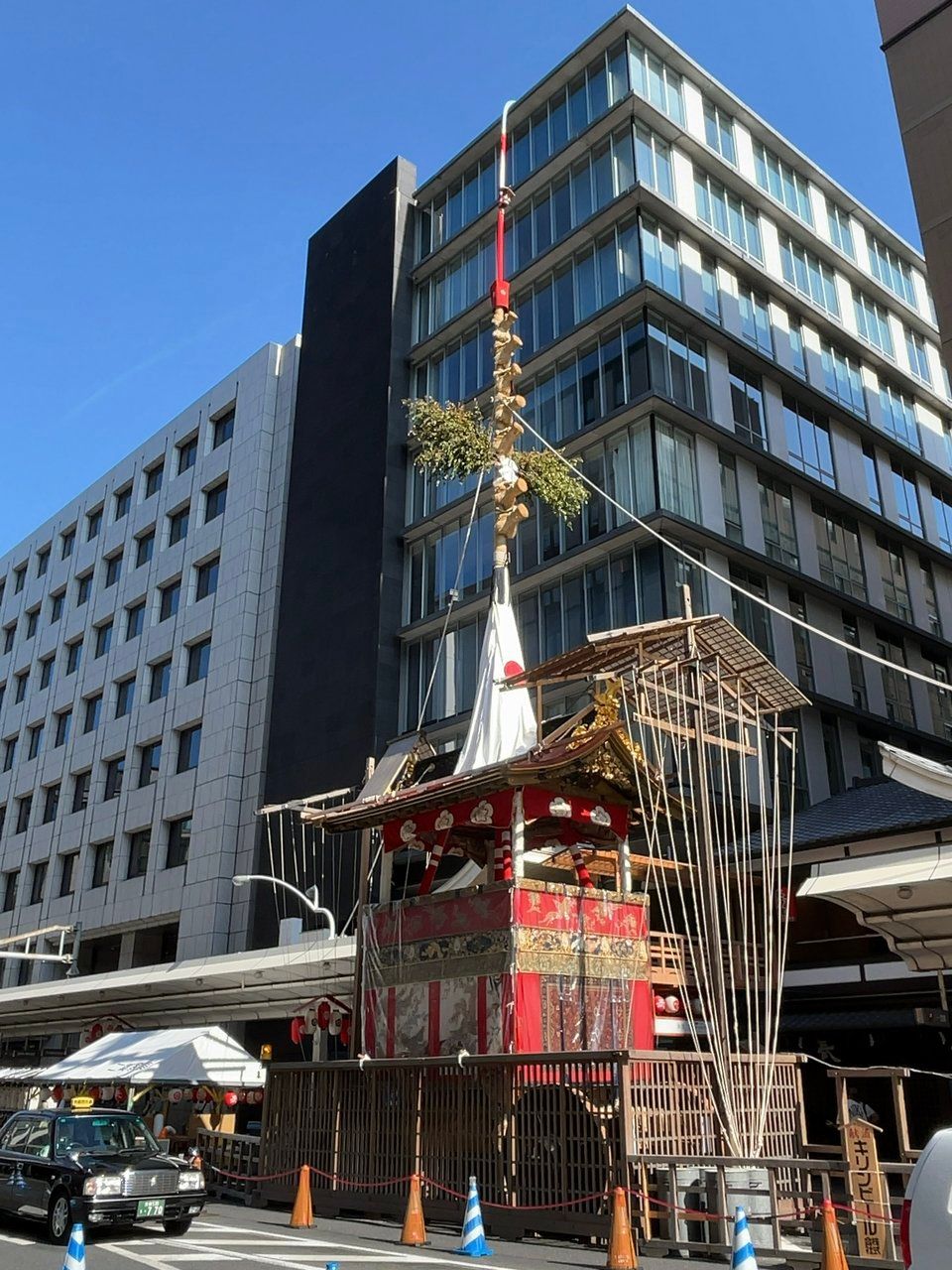 【2025京都祇園祭】朝の前祭ぶらり☆四条通山鉾建て＆長刀鉾『厄除ちまき』大行列風景 | TRILL【トリル】