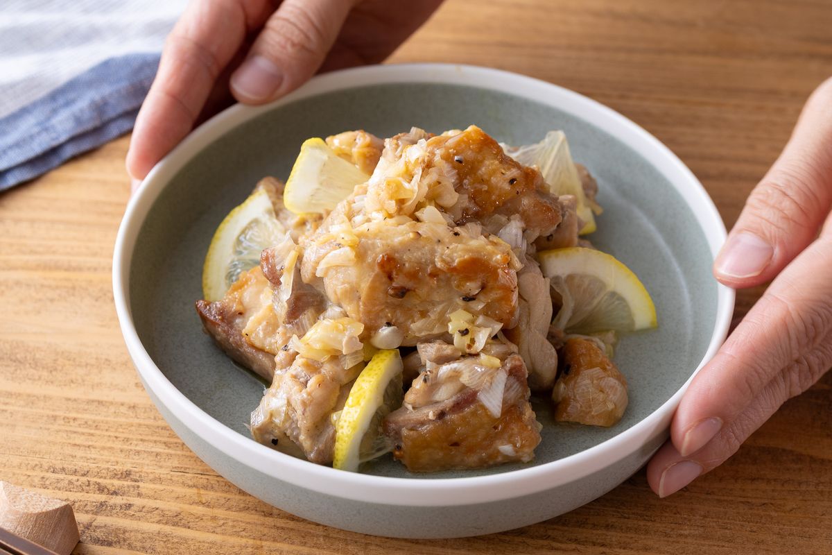 さっぱりジューシー！ごはんが止まらんレモンねぎ塩チキン【もあいかすみの一品で大満足「働楽ごはん」43】 | TRILL【トリル】