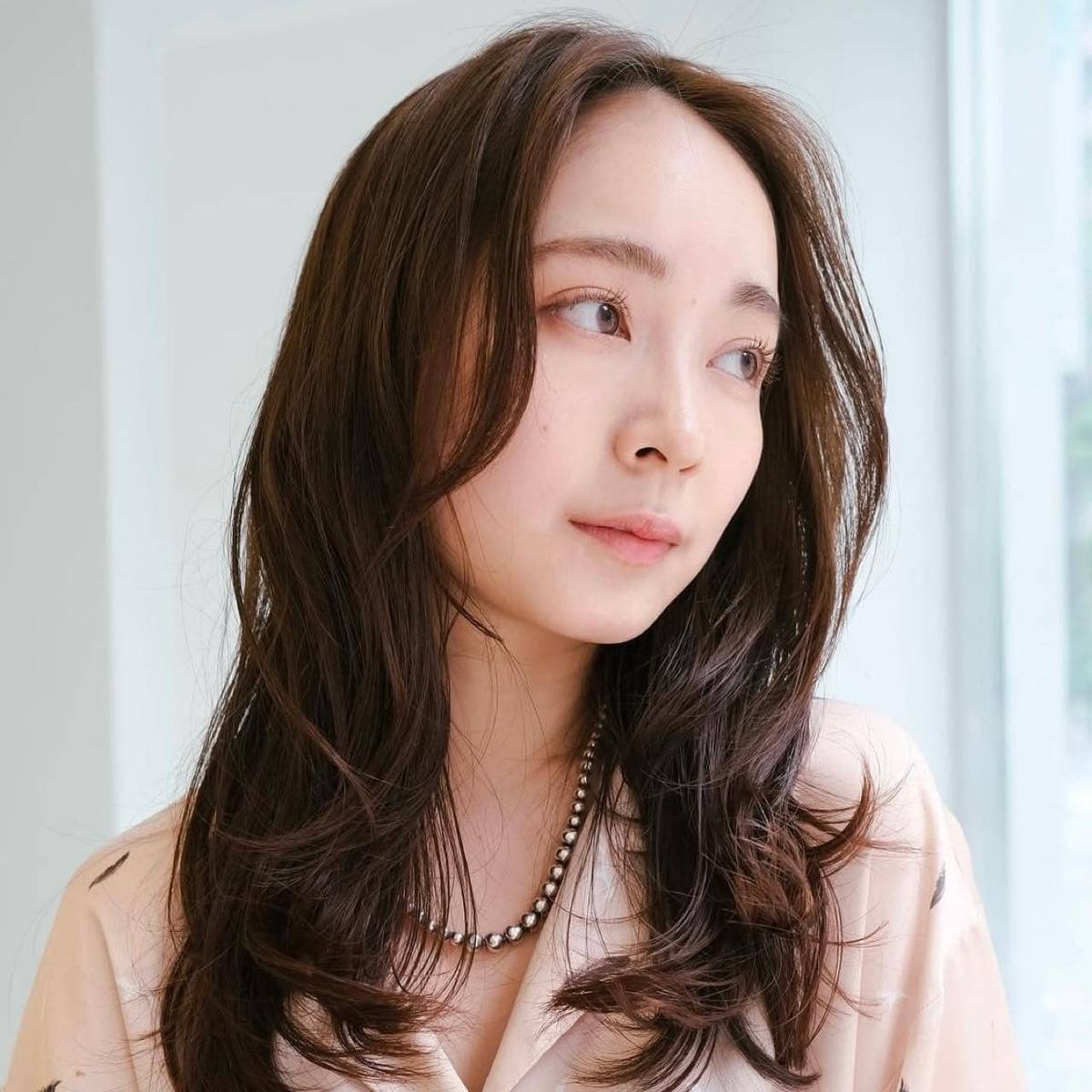 顔周りスッキリ×透け感で“いい女感”倍増！大人に似合う【最旬きれいめヘア】の作り方 | TRILL【トリル】