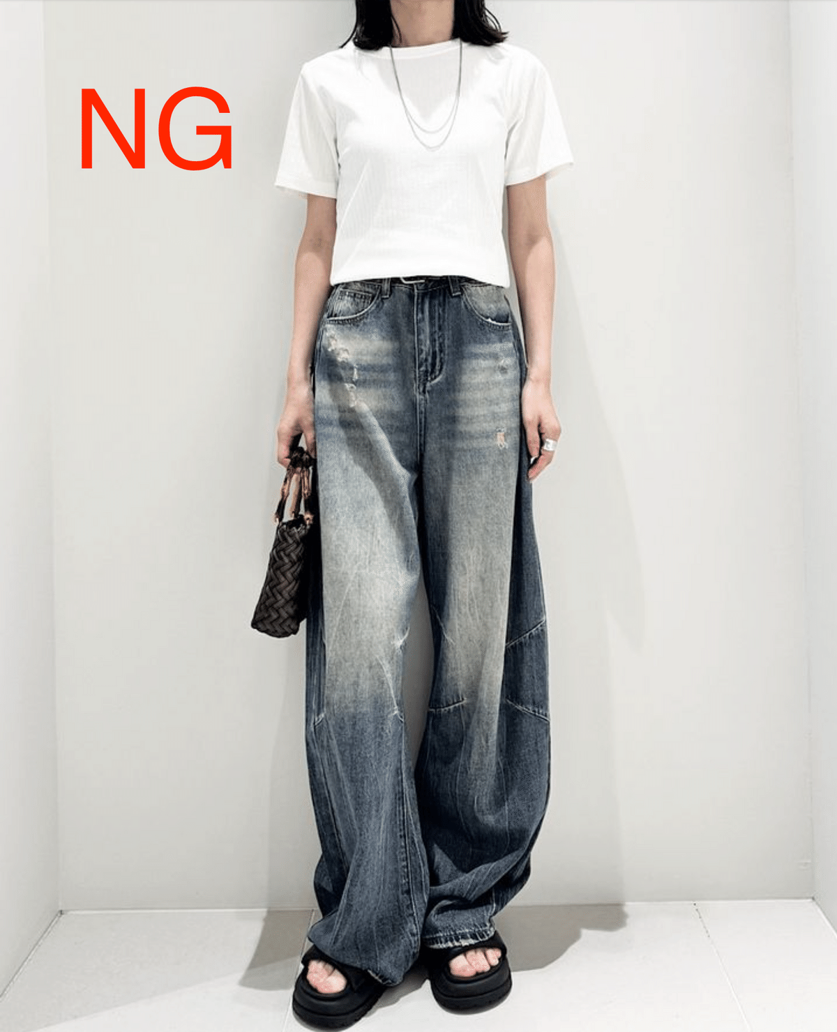 「その着こなし、実は“残念に見えてる”かも…」流行の“ミニT”、大人の着こなし方の正解は？【NG/OKコーデを徹底比較】 | TRILL【トリル】