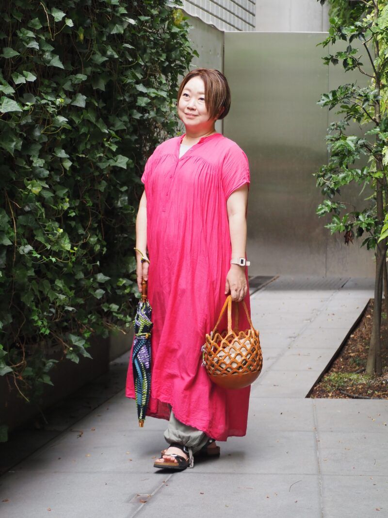 【スナップ】表参道でのお買い物デーは、「ジャーナルスタンダード」のビビッドなワンピースで気分を上げて！ | TRILL【トリル】