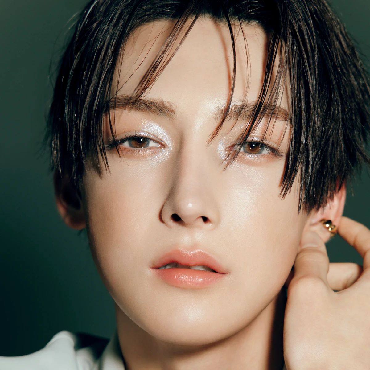 ROIROM・浜川路己さんが魅せる、濡れツヤメイク。「ステージに立つ日は、これでキメたい！」 | TRILL【トリル】