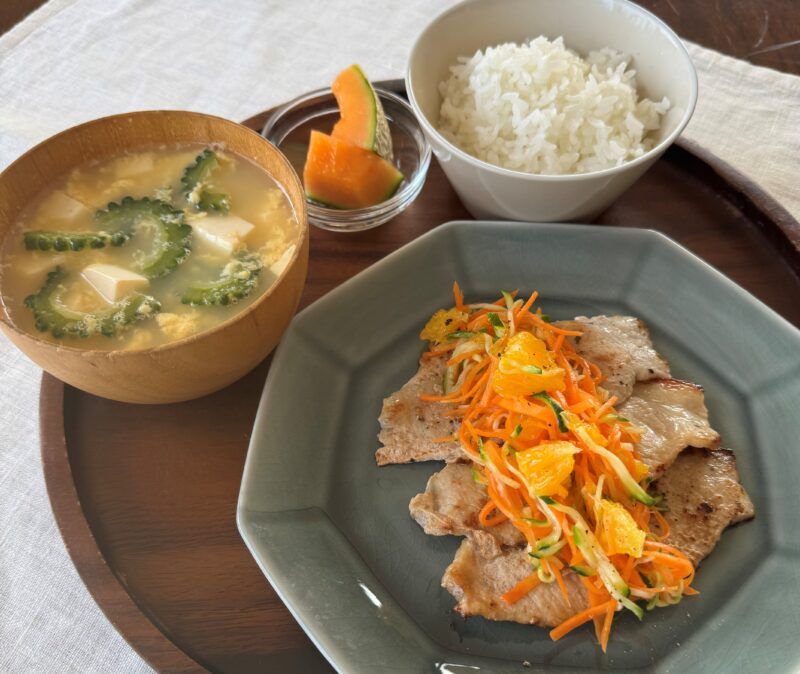 【更年期世代を元気に！50代の「応援めし」】夏バテ予防！胃腸を整え元気になるvol.10「豚肉のソテーと夏野菜のマリネ」「ゴーヤチャンプル風みそ汁」 | TRILL【トリル】