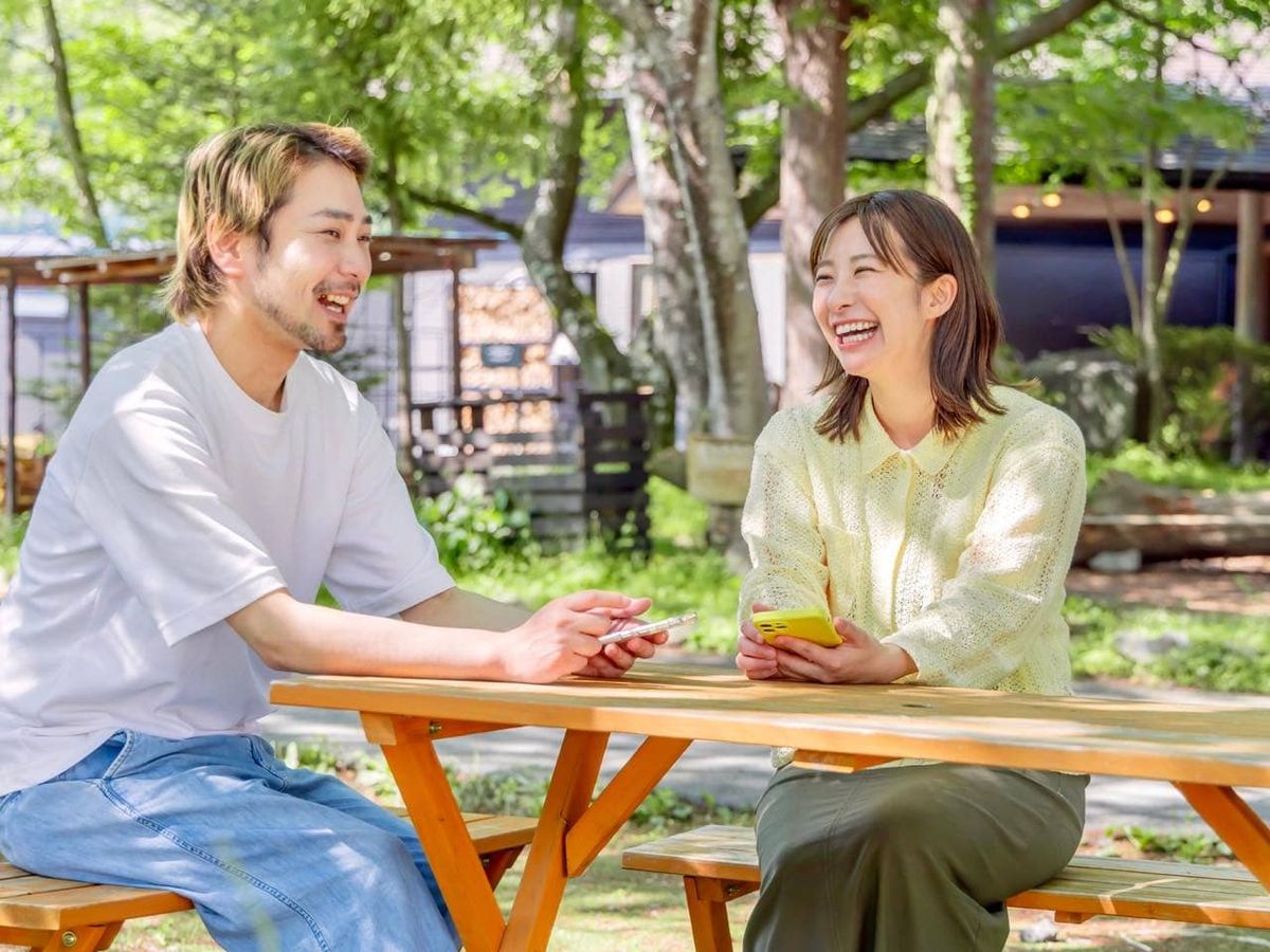 手の動きに注目！男性が本命の女性だけに見せる“落ち着きのない仕草” | TRILL【トリル】