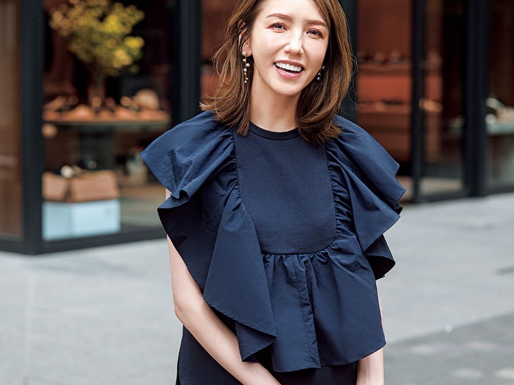 ワンツーコーデがおでかけ仕様になる！高級感たっぷりの大人ブラウスをプラスして | TRILL【トリル】