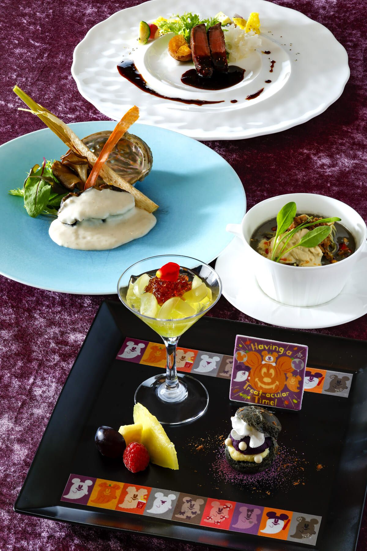 ムードたっぷりなコースメニューにスペシャルドリンク！東京ディズニーシー・ホテルミラコスタ／シルクロードガーデン“ディズニー・ハロウィーン2025”スペシャルメニュー | TRILL【トリル】
