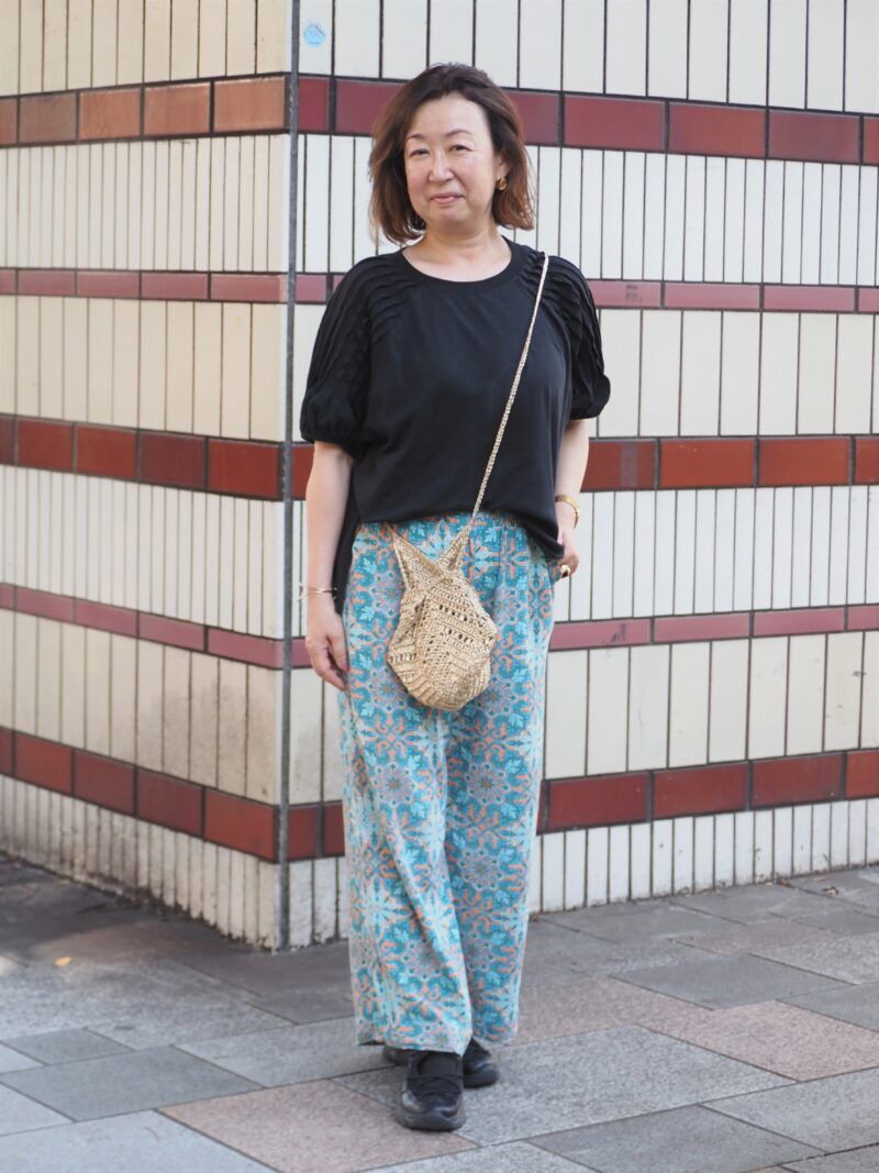 【スナップ】柄物パンツ＆ゴールドアクセで夏の装いを華やげる！50代の都会派リゾートスタイル | TRILL【トリル】