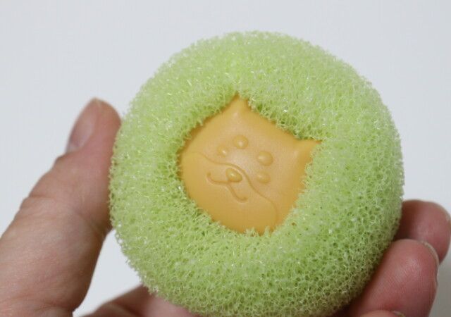 ダイソーの便利グッズを裏返すと…？「気づいた瞬間笑った」「デザインした人のこだわり感じる」 | TRILL【トリル】