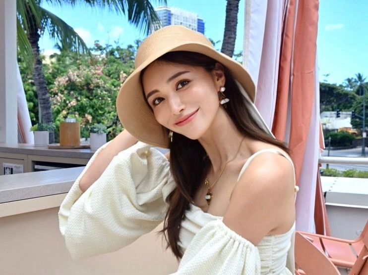 会社員なのにかわいすぎ…『女神級ビジュアルOL』スラっと美脚がのぞく“水着スタイル”が完璧すぎた…！ | TRILL【トリル】