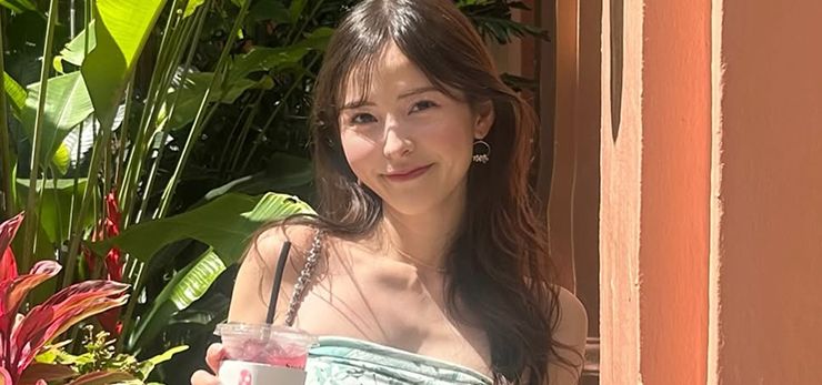 「すっごく綺麗」“抜群スタイル美女OL” ほっそりボディ＆美デコルテ際立つ『ふんわりスカート南国コーデ』がたまらない | TRILL【トリル】