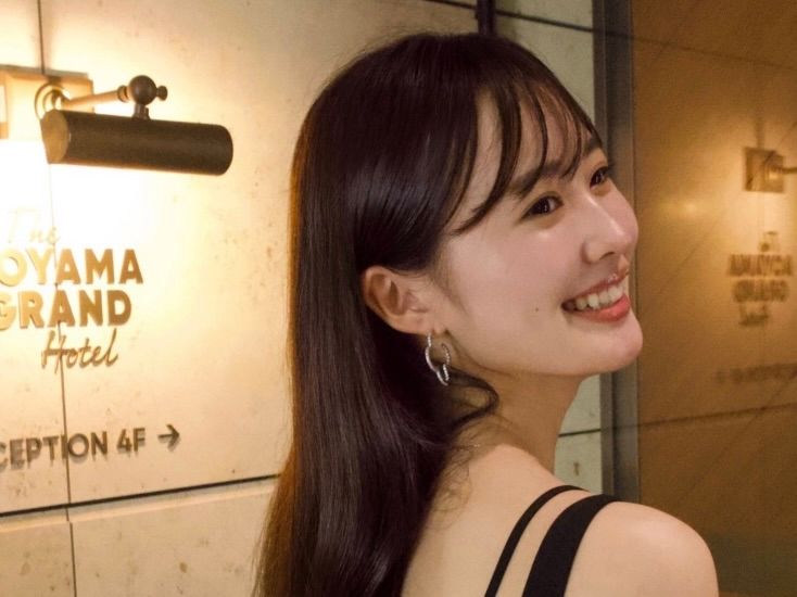 「めっちゃ可愛い」「背中綺麗すぎ」透明感爆発の『美人OL』露出度高めの“ブラックワンピース”姿にドキっ… | TRILL【トリル】