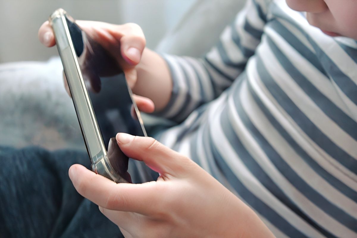 元小学校教員「すぐ返信しないと“既読無視”」令和に横行するSNSトラブル「小学生のスマホ、本当に必要？」 | TRILL【トリル】