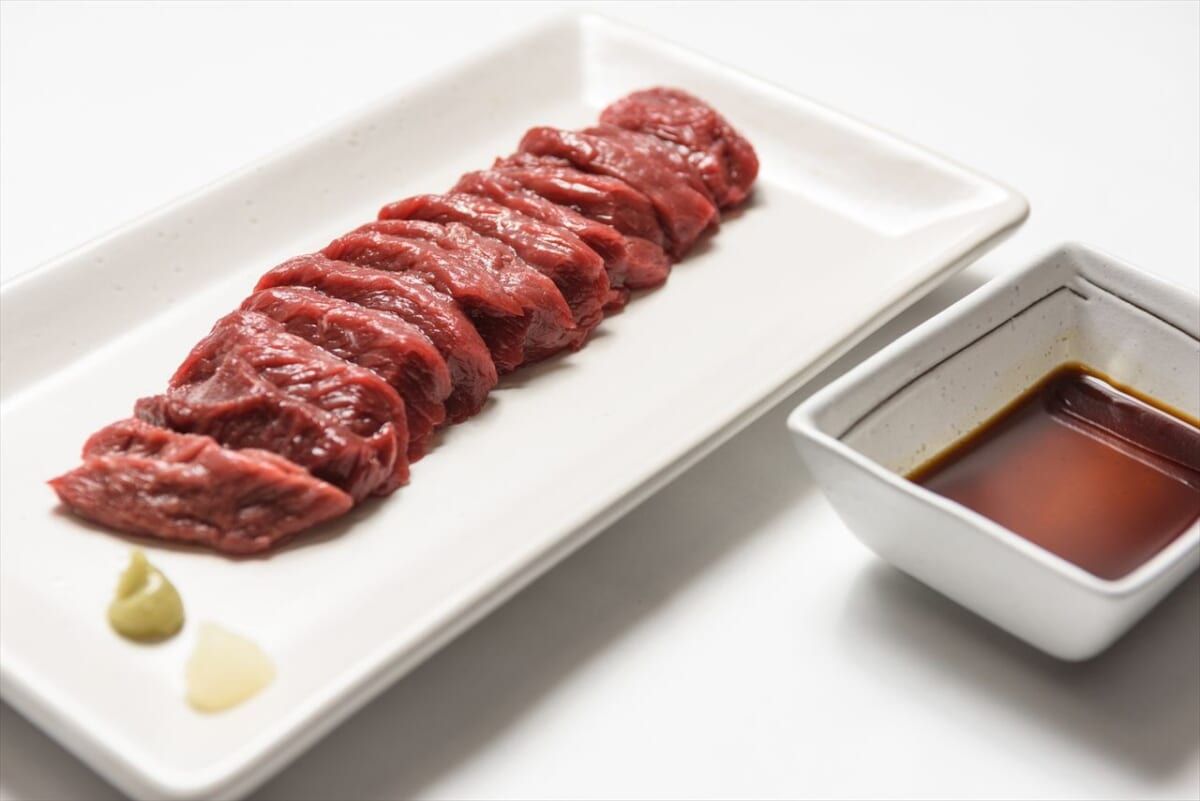 おうちで本格馬刺し♡解凍するだけでお手軽！「菅乃屋馬刺しモモスライス」新登場 | TRILL【トリル】