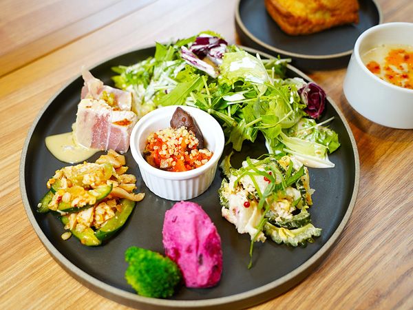 【大阪・茶屋町】食べて塗って紫外線対策！「ロートレシピ」が期間限定UVケアステーションに | TRILL【トリル】