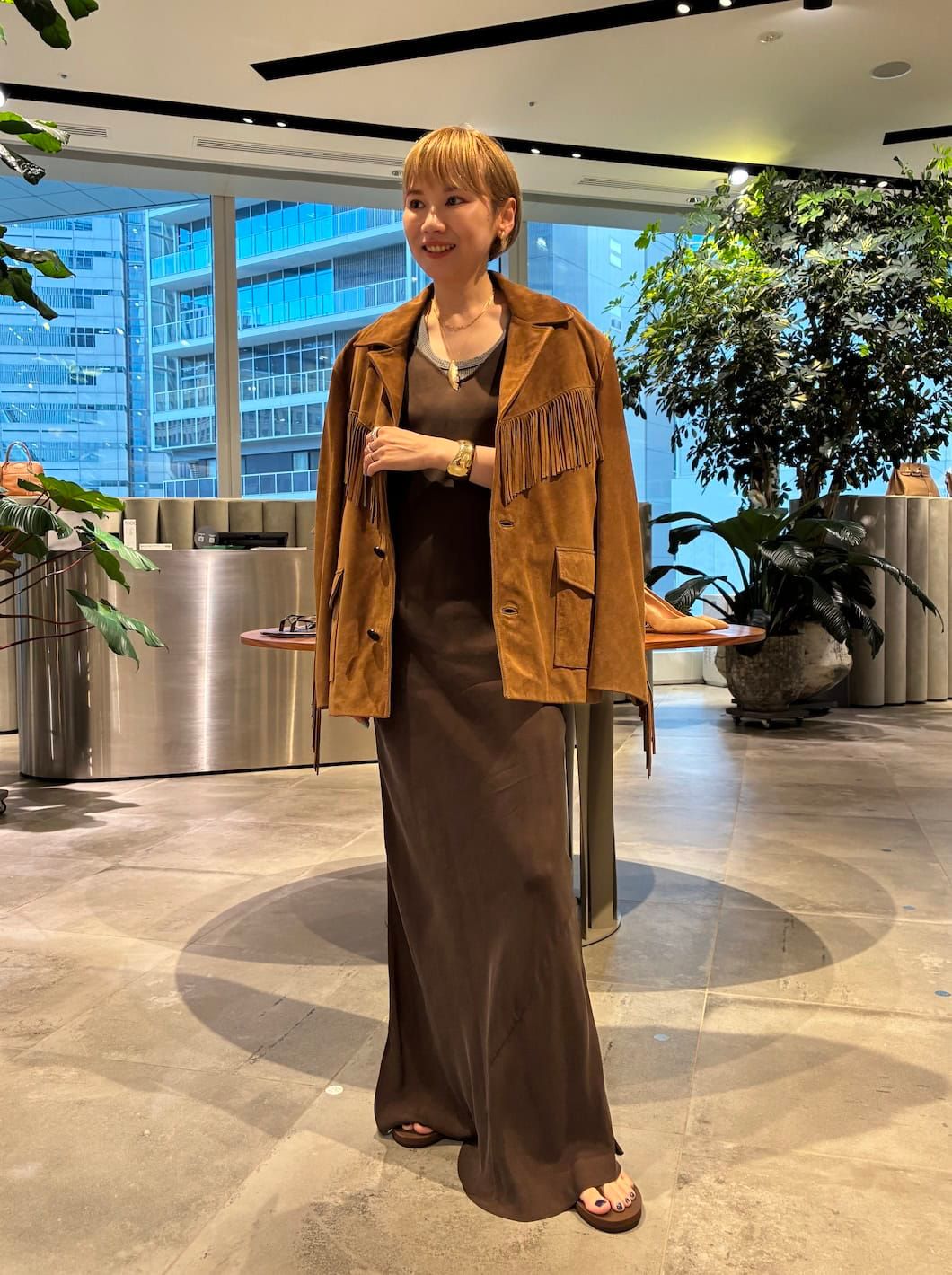 【40代スナップ】美シルエットのロングワンピで秋トレンドの「ブラウン」を先取り！｜森恵利子さん | TRILL【トリル】