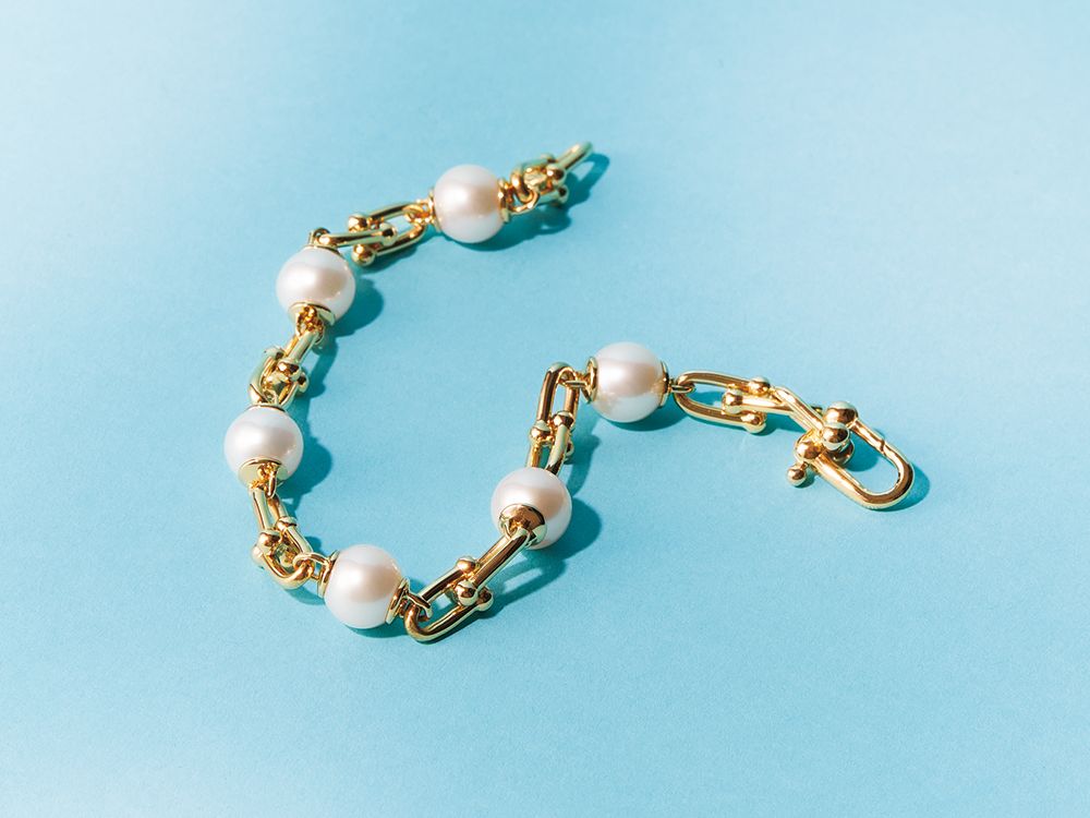 【STORYスタイリストも欲しい】1つでも存在感のある「ティファニー」で大人のシンプルスタイル完成 | TRILL【トリル】