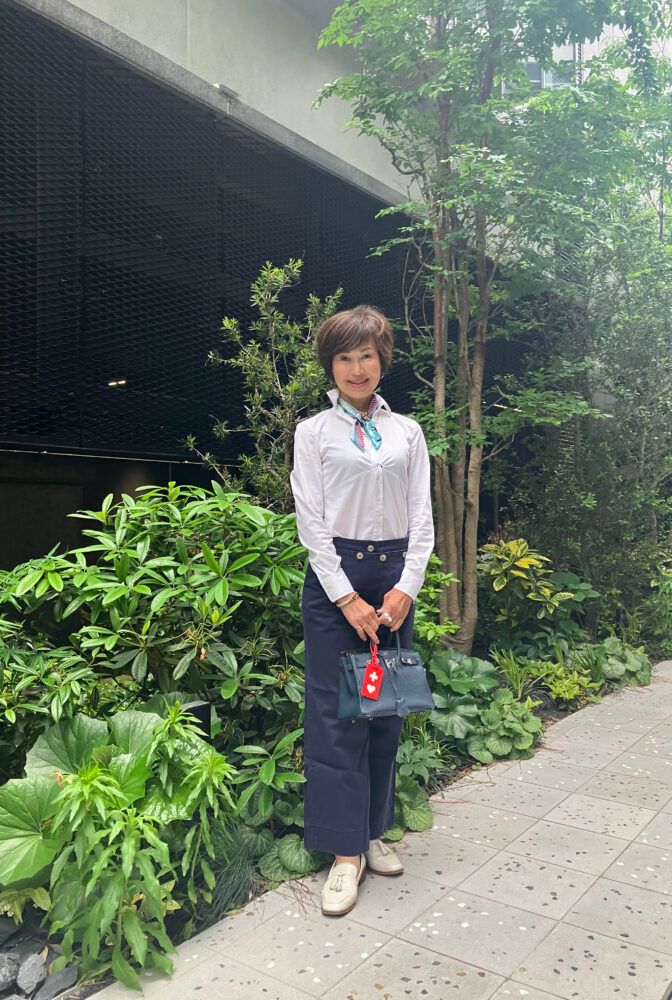 【60代お手本スナップ】シンプルシャツスタイルに、マリンパンツやスカーフでたのしむ初夏コーディネート！ | TRILL【トリル】