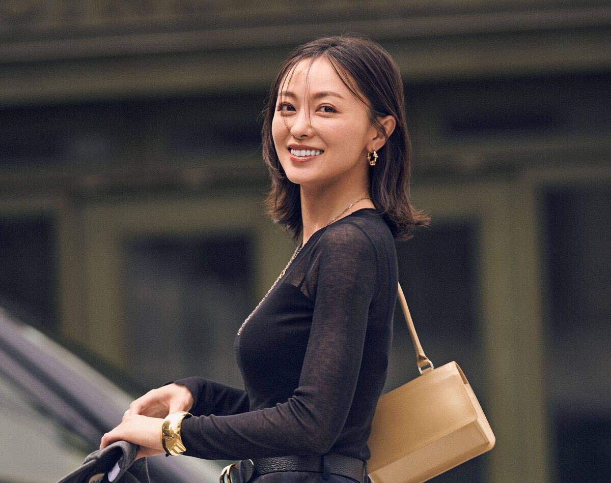 大人な肌見せ【シアー長袖】で“ほぼ黒コーデ”も暑苦しさ回避 | TRILL【トリル】