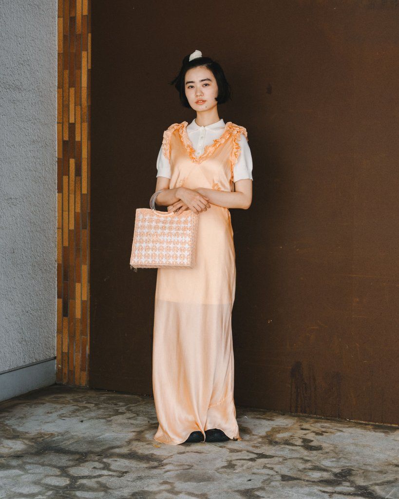 レトロなヴィンテージワンピースの重ね着でモードに。足元はスニーカーで外して | TRILL【トリル】