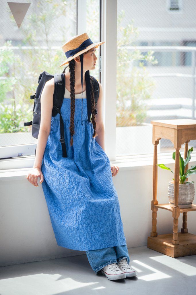 真夏の涼感ナンバーワンコーデ。ブルーのワンピース×デニムの爽やかな着こなし【FUDGE FRIEND おしゃれさんの毎日コーディネート vol.567｜うさみ】 | TRILL【トリル】