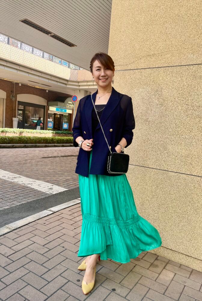 【60代お手本スナップ】きちんとコーデのアクセントに！「ZARA」のカラースカートをさりげなく着こなす打ち合わせスタイル | TRILL【トリル】