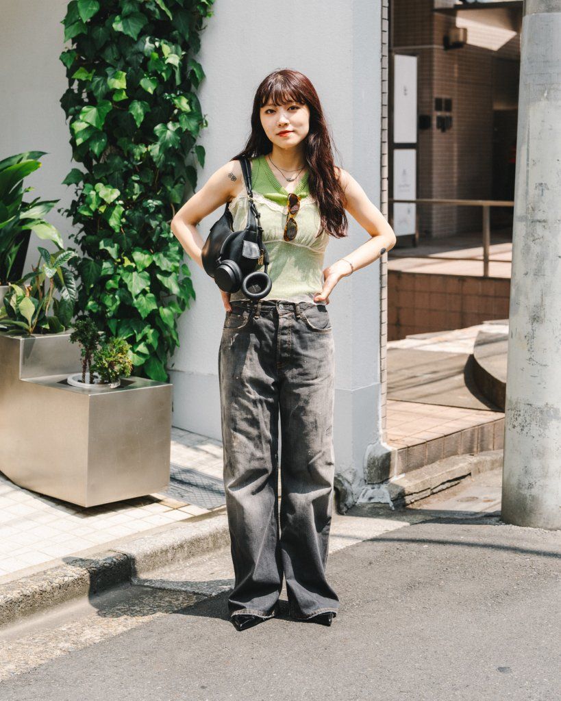 グリーンのノースリーブとブラックのワイドデニムの掛け合わせでこなれた印象に | TRILL【トリル】