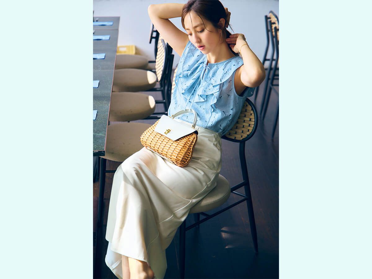 ブルー×白の配色が涼しげ♪フリル付きレーストップスは光沢タイトスカートで大人リッチに | TRILL【トリル】