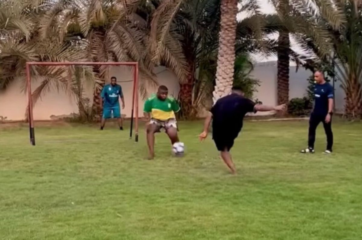 セーブ力が高すぎた！？キーパーがシュートを防いだら・・、ボールがぺっちゃんこに！？【海外・動画】 | TRILL【トリル】