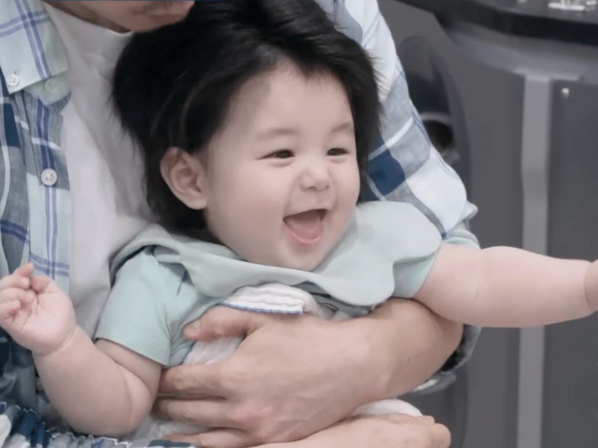 18歳年下の日本人女性と結婚した俳優シム・ヒョンタク、愛息の仕草に涙ぐむ「自立するまで必ず守る」 | TRILL【トリル】