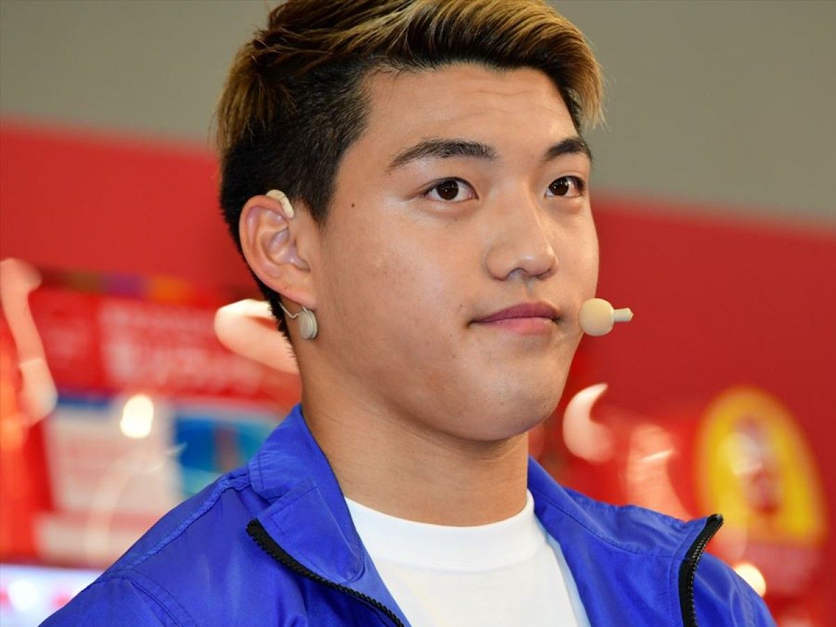 サッカー堂安律＆美人妻の挙式が幸せそう！ ドレス姿に「綺麗」「素敵」と反響 | TRILL【トリル】