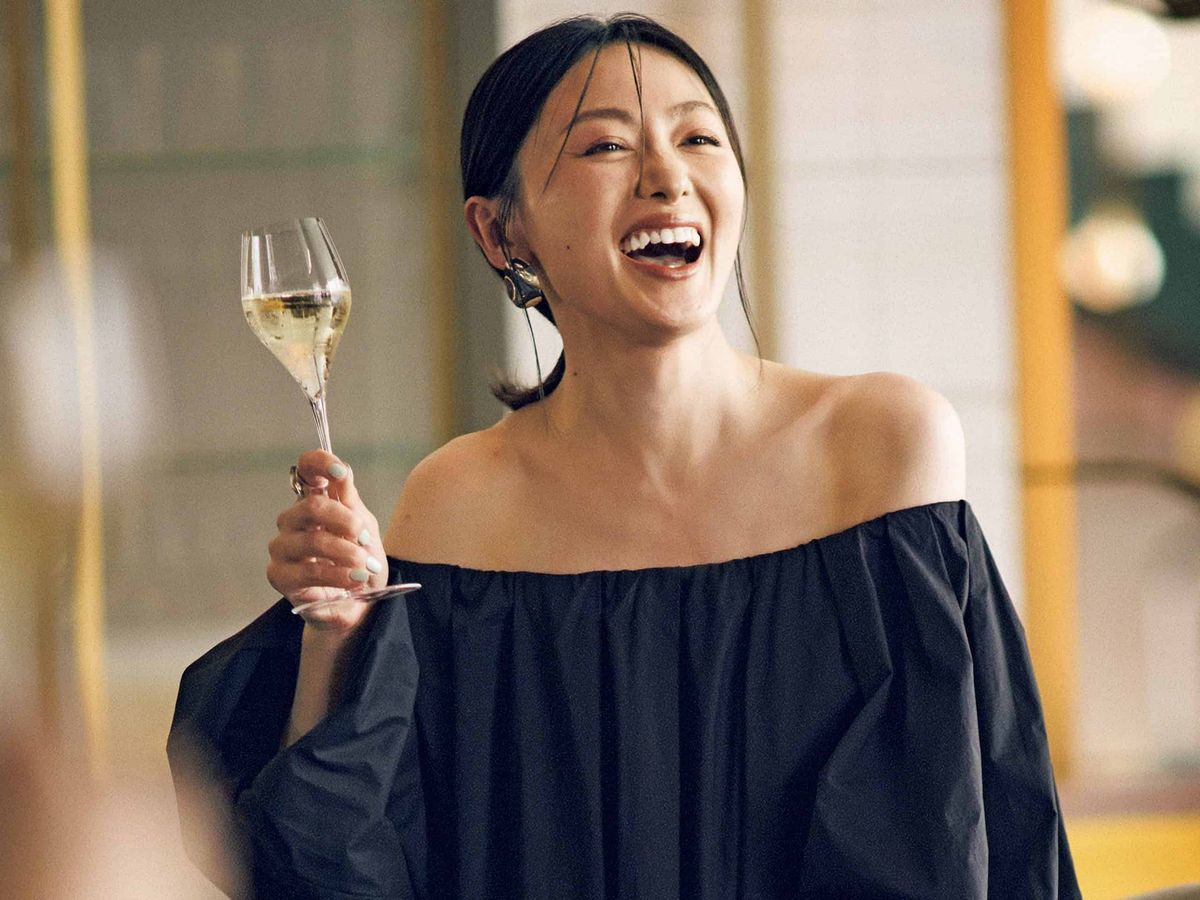 黒ワンピースを華やかに！ホテルシーンで華やぐ【夏の長袖ワンピ】〈3選〉 | TRILL【トリル】