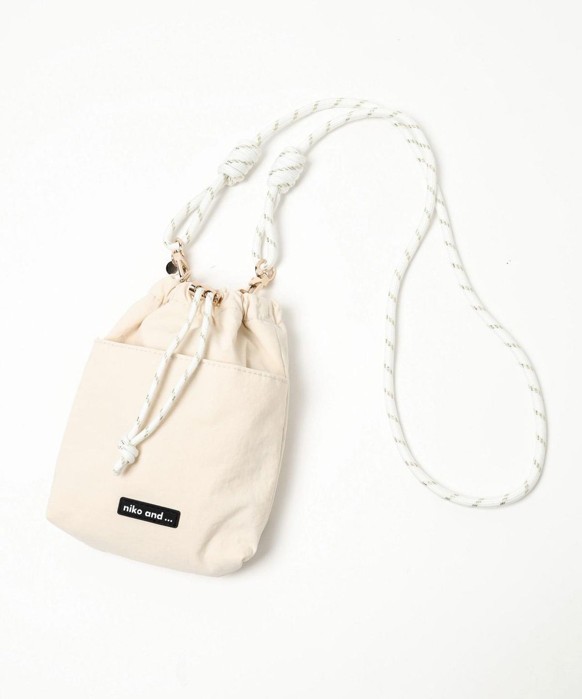 「白」で軽やかに【niko and ...】オールシーズン活躍！「万能カジュアルバッグ」 | TRILL【トリル】