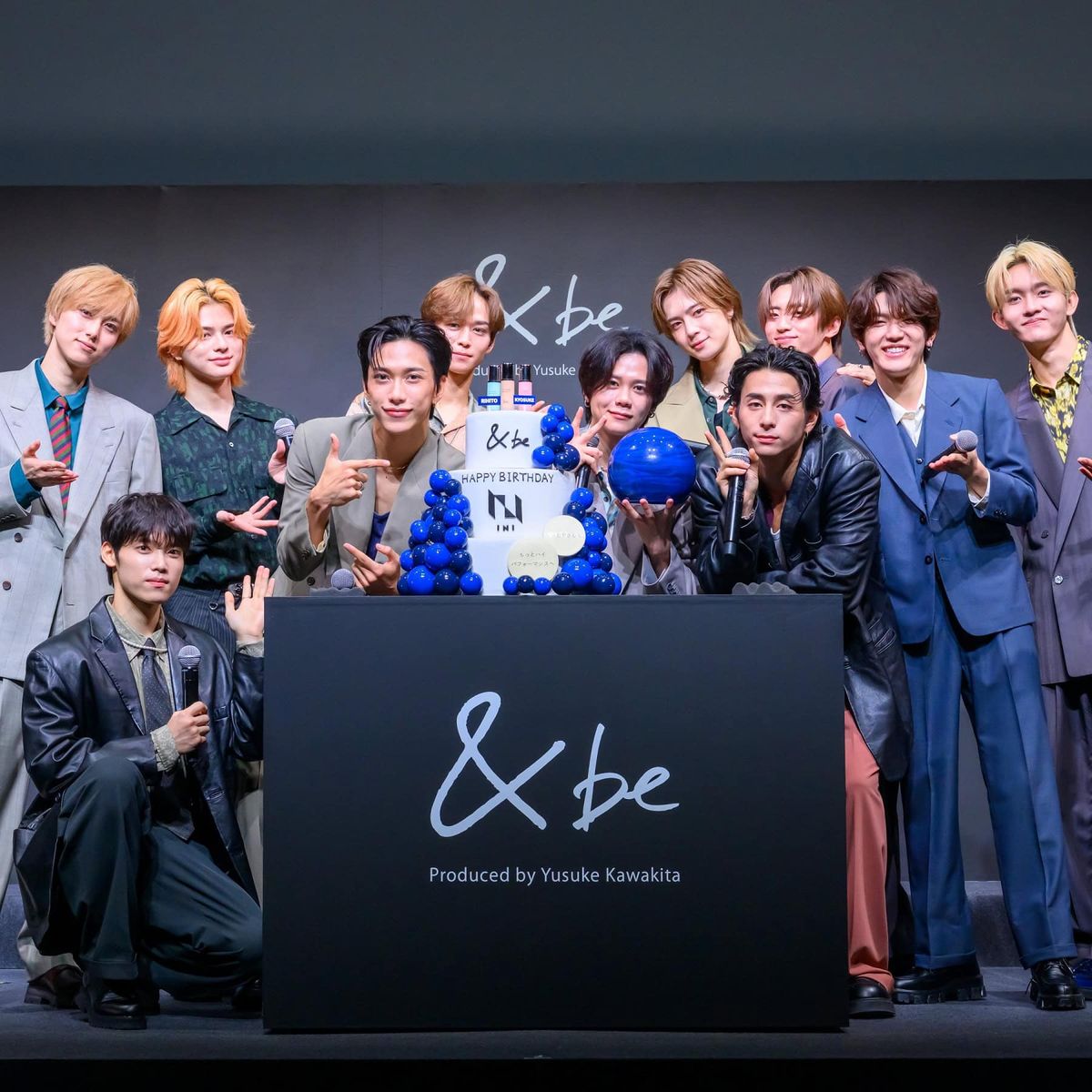 INIがアンドビーの発表会に登場！ 新UVプライマーは「自然なツヤ感が1日中続く」 | TRILL【トリル】