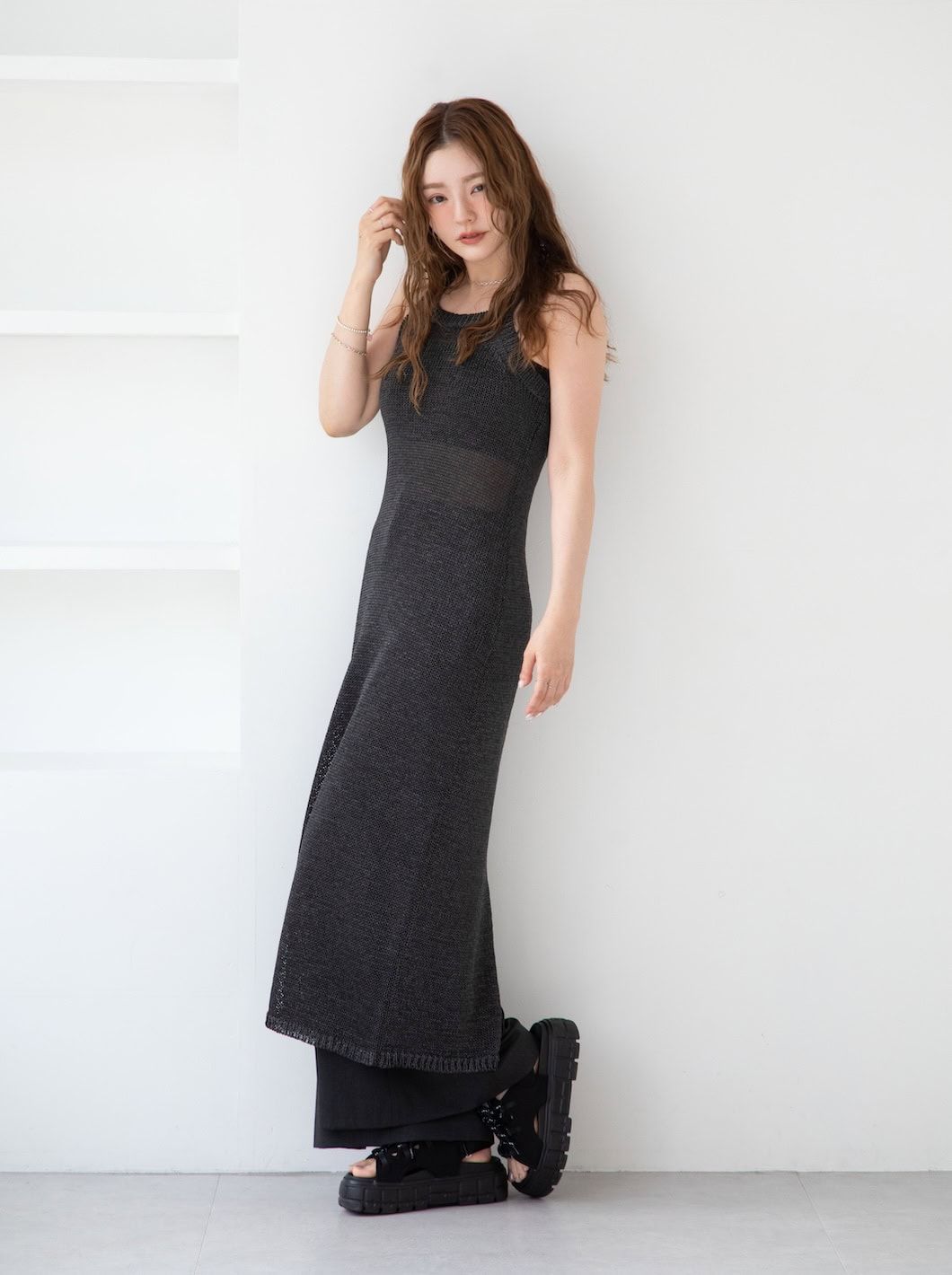 【40代スナップ】ワンピ×シルバーアクセ×日焼けチークで夏の肌見せを盛り上げる｜藤井明子さん | TRILL【トリル】