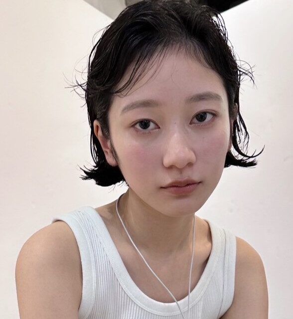 【30代ボブ】外ハネウェットボブで垢抜け！ツヤと束感で作る大人なこなれヘア | TRILL【トリル】