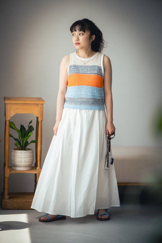 見てみて！こうすると低身長でも白のフレアスカートをすっきり見せられる【FUDGE FRIEND おしゃれさんの毎日コーディネート vol.577｜大島花菜】 | TRILL【トリル】