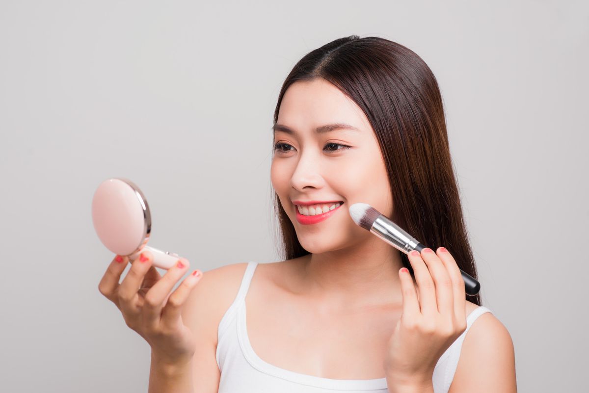 夏の疲れ顔におさらば！ 血色感＆透明感で40・50代が若見えするメイク術 | TRILL【トリル】