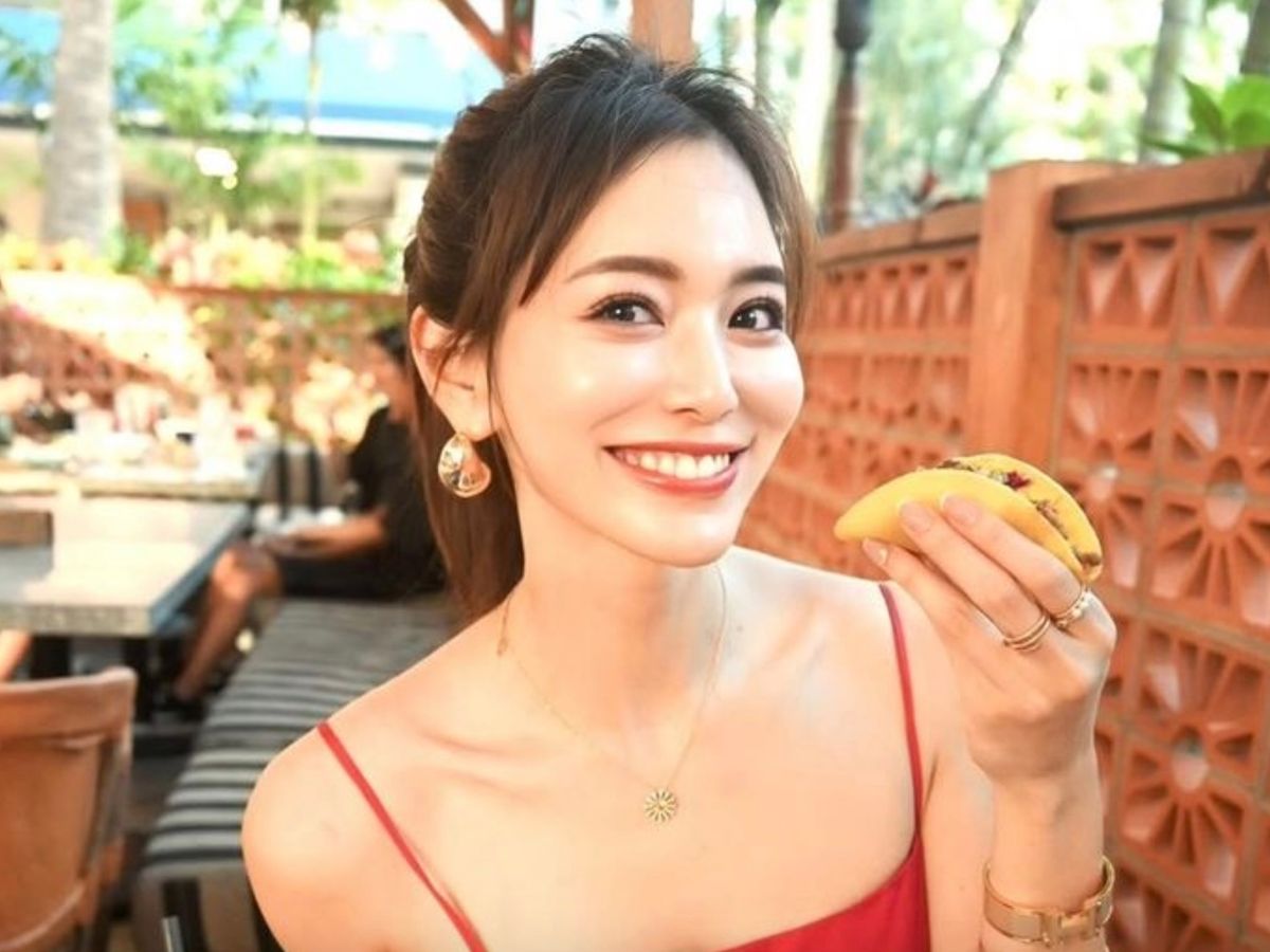 こんなに綺麗な会社員いる…？『女神級美人OL』情熱的な“赤いドレス”で身を包んだ“圧倒的ビジュアル”に「めちゃ可愛い」絶賛 | TRILL【トリル】