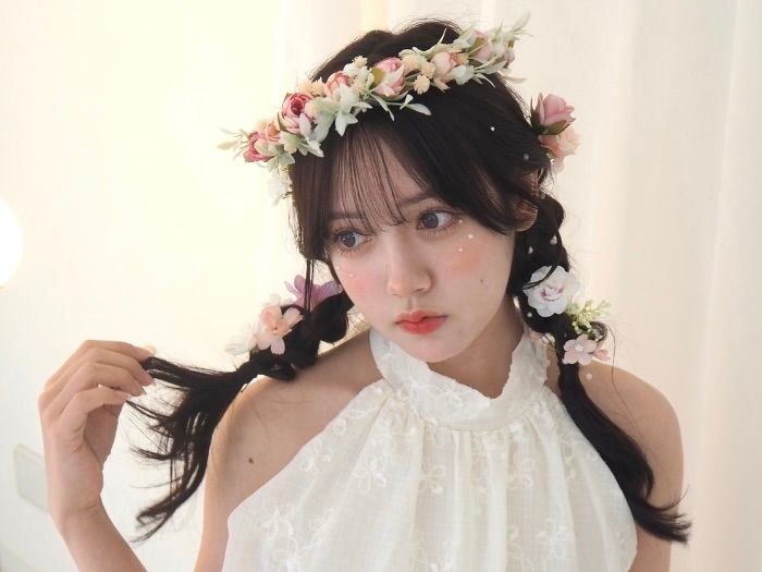 「めちゃくちゃかわいい」“青学ミスコン出身美女”の花かんむり姿がたまらんっ…！“キュートすぎる”天使ショットにSNS絶賛 | TRILL【トリル】