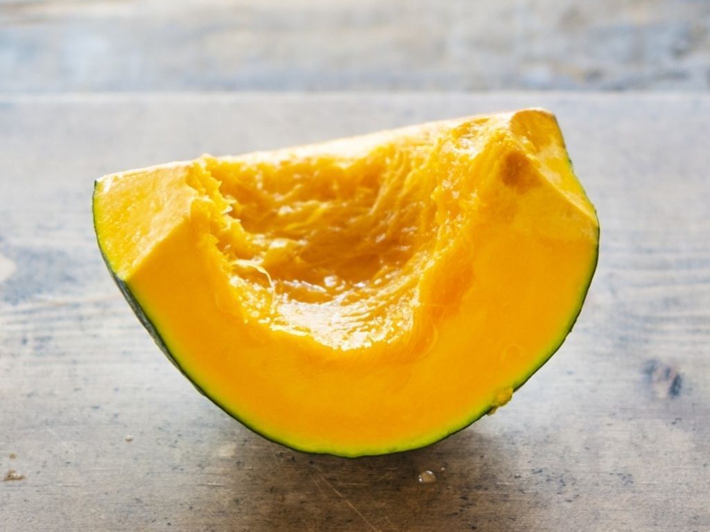 あの苦労は何だったの…？かぼちゃの皮がラク～に切れる裏ワザ。苦手意識がなくなった♡ | TRILL【トリル】