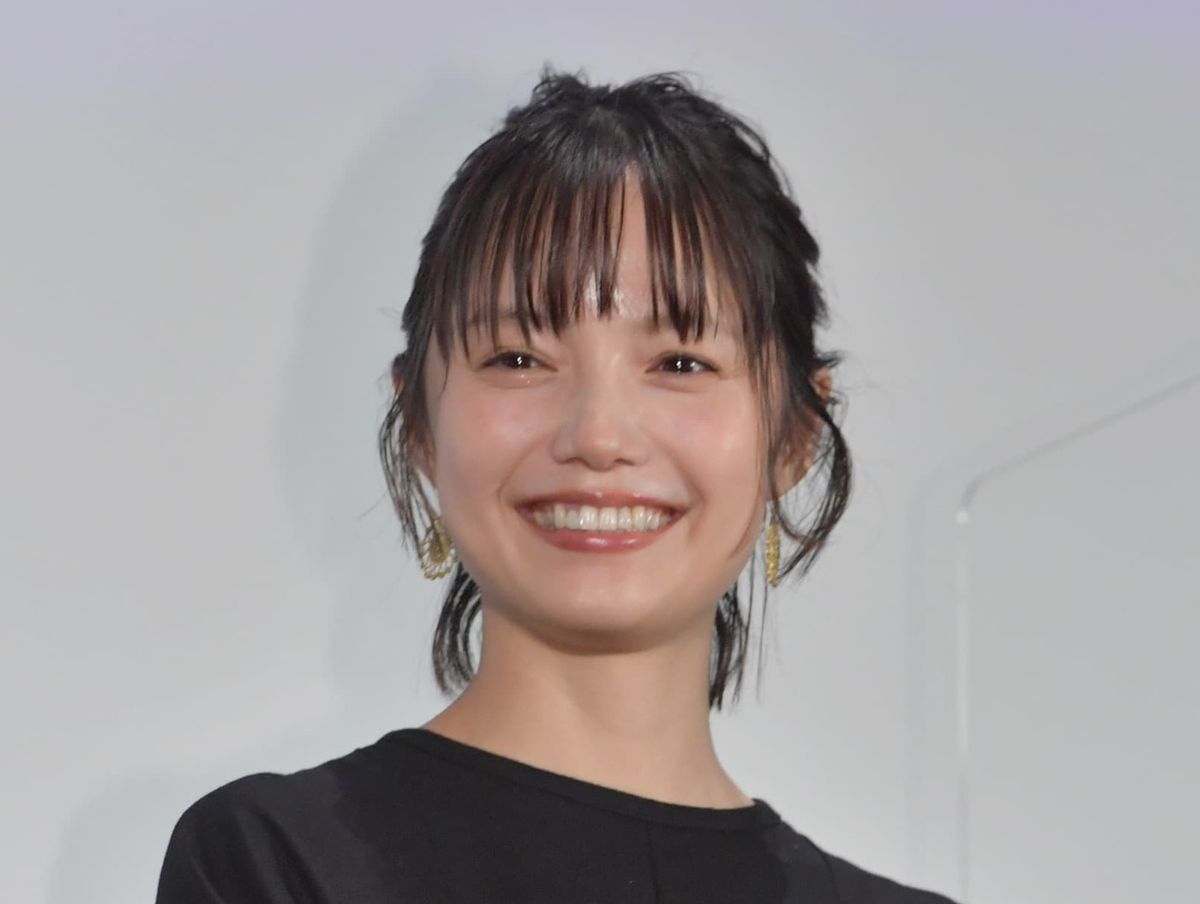 13年ぶり“民放連ドラ”出演『アンナチュラル』『MIU404』脚本家の新ドラマで“謎の”妻役に集まる注目 | TRILL【トリル】