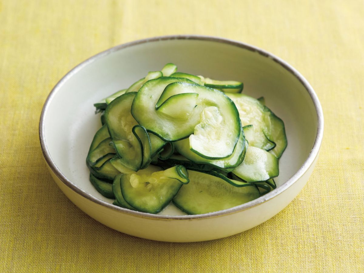 ズッキーニは生が美味しい。ごま油とにんにく香る『ズッキーニのナムル』火を使わない | TRILL【トリル】