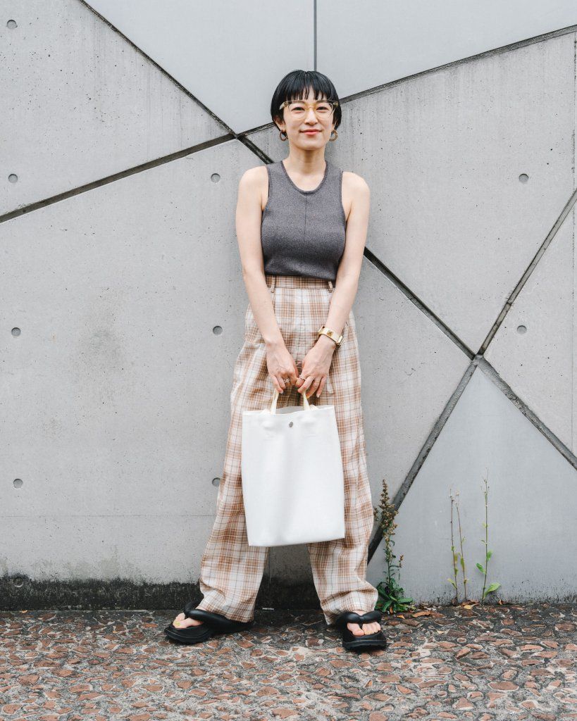 グレー×ブラウンの組み合わせが新鮮！マネしたい残暑の大人カジュアル | TRILL【トリル】