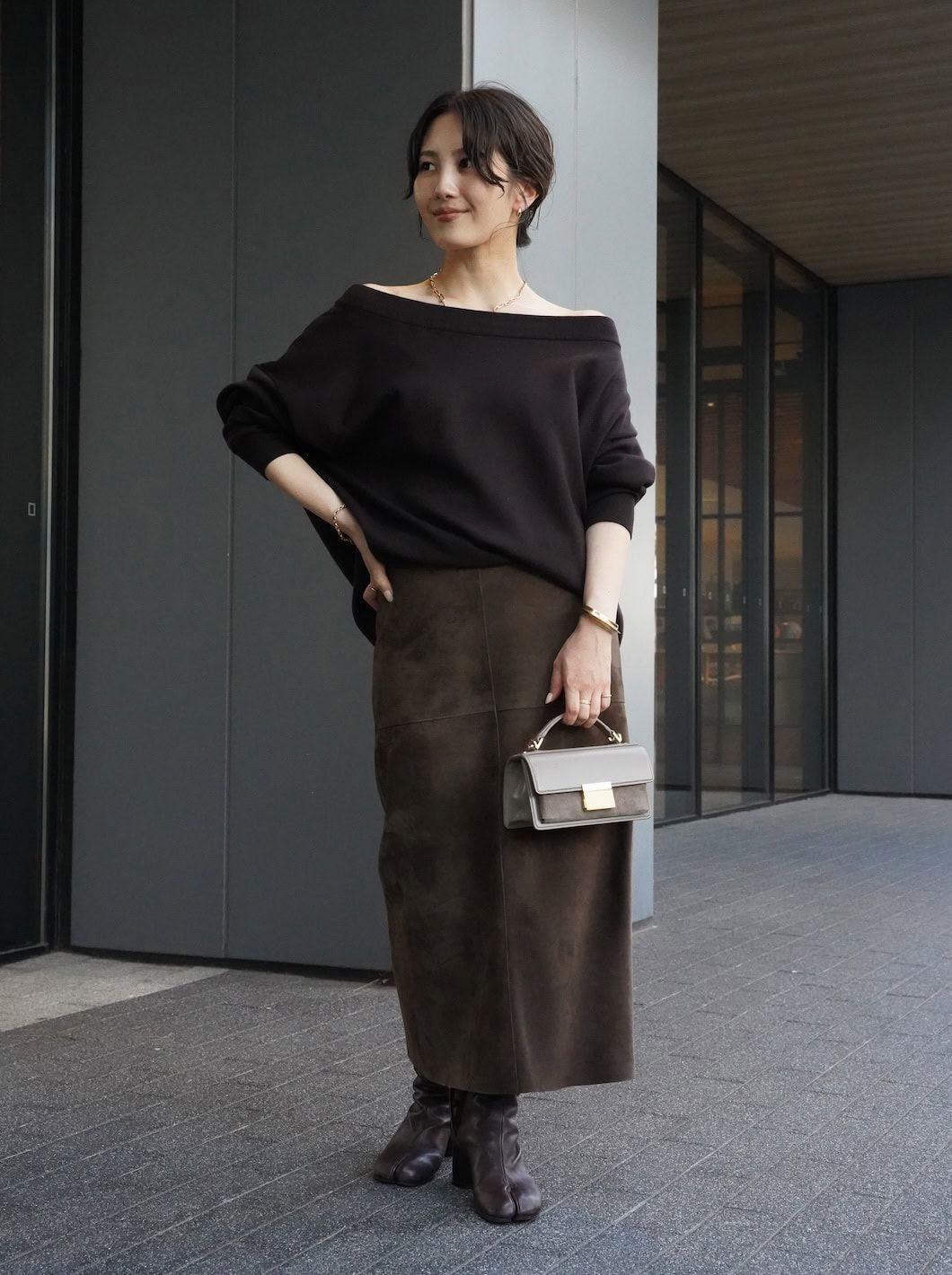 【40代スナップ】ブラウンの「ワンカラーコーデ」は異素材MIXでトレンド感を盛る！｜藤本茉央さん | TRILL【トリル】