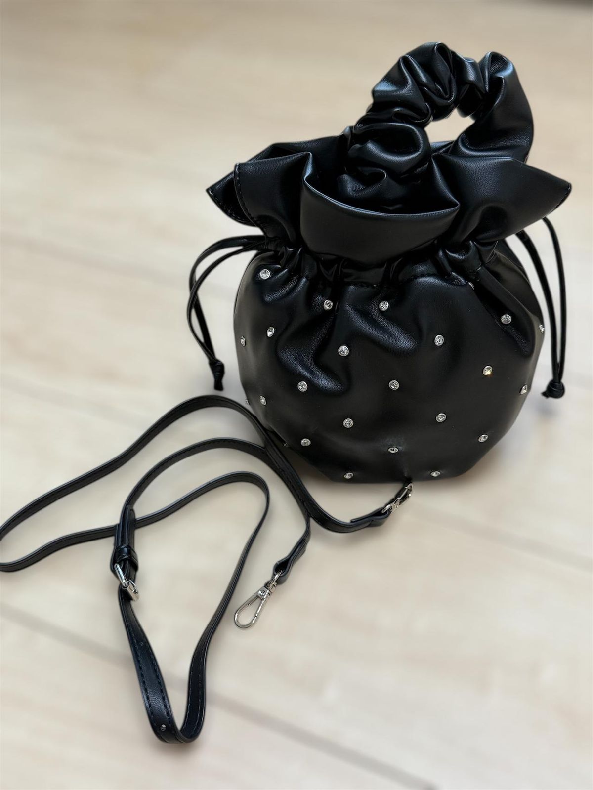 シャーリング × ビジューが可愛い♡【ZOZOTOWN】大人が使いやすい「巾着バッグ」 | TRILL【トリル】