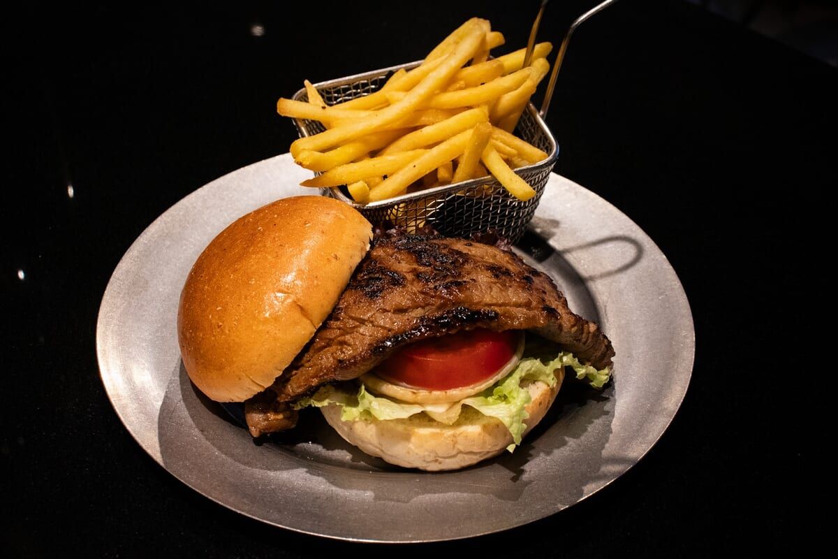 特別メニューや肉感たっぷりのバーガー、オリジナルカクテル！モクシー東京錦糸町「バー＆ラウンジ」 | TRILL【トリル】