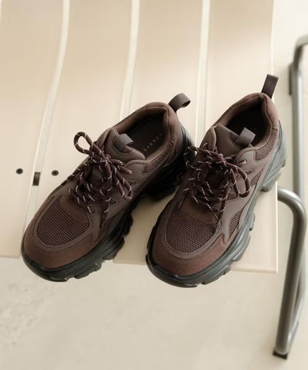 今季キテる！ 白より黒よりこなれる【ブラウンスニーカー】 | TRILL【トリル】