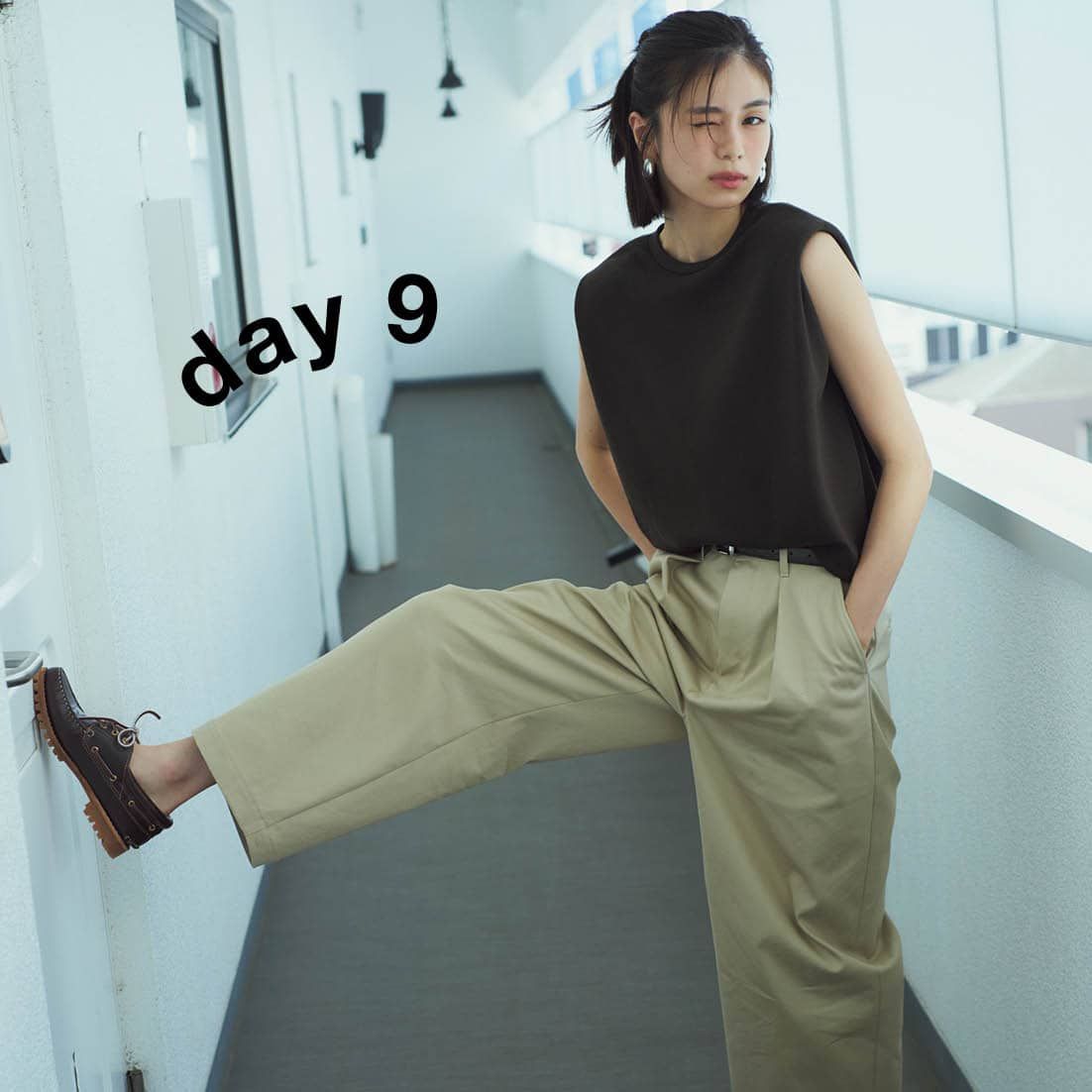 チノパンは強めのリップやジュエリーで着くずすとアカ抜けます！【10アイテムで10日間着まわし】 | TRILL【トリル】